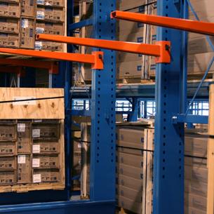 China Reposabrazos con voladizo de trabajo pesado para almacenamiento industrial azul naranja en venta