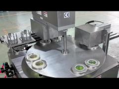 800 trays/hour Capaciteit Rotary Food Tray Sealing Machine Voor Snack Dry Food Tray