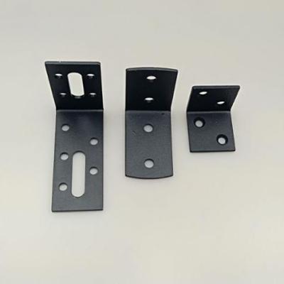 China Niet-standaard met zwart poeder beklede metalen beugels voor stevige en langdurige houten verbindingen Te koop