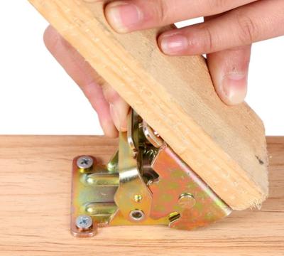 Cina 63*68*54mm Bloccaggio estensione supporto pieghevole cerniere a chiusura automatica con viti per gambe da tavolo in vendita
