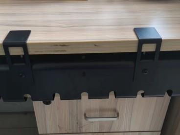 China Maximaliseer de ruimte met onder tafel tafel kabel management tray en haak type installatie Te koop