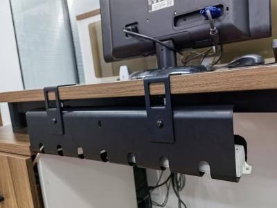 Cina 430x100x100mm Cable Management Tray organizzatore d'argento robusto acciaio nero per ufficio in vendita