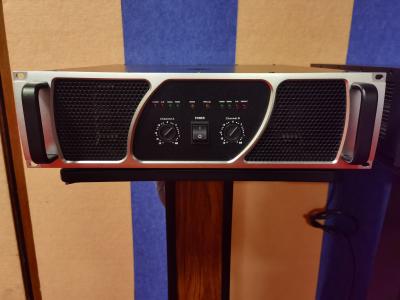 中国 P3000 プロフェッショナル パワーアンプ 1500W 8オムシステムのためのブリッジ出力 販売のため