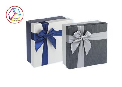 Chine Boîte-cadeau de papier de fantaisie recyclable/boîte-cadeau blanc simple avec le Bowknot à vendre