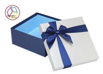 Chine Boîte-cadeau de papier de fantaisie recyclable/boîte-cadeau blanc simple avec le Bowknot à vendre