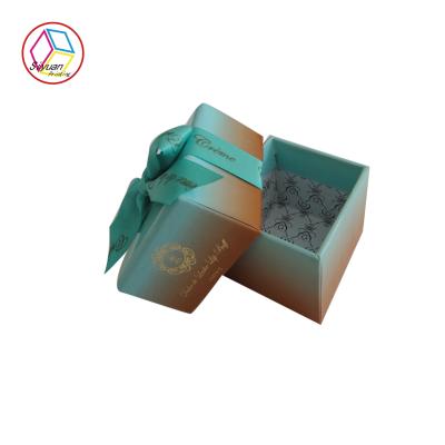 Cina Piccoli contenitori di regalo dei gioielli del cartone con la timbratura della stagnola di oro di Bowknot in vendita