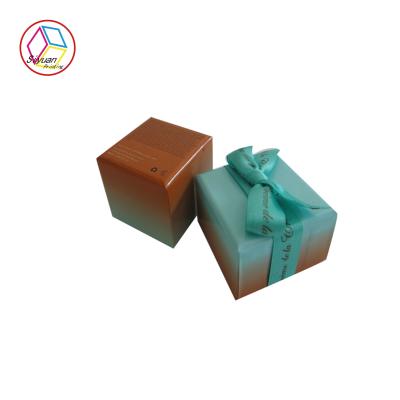 Cina Piccoli contenitori di regalo dei gioielli del cartone con la timbratura della stagnola di oro di Bowknot in vendita