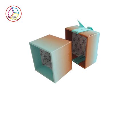 Cina Piccoli contenitori di regalo dei gioielli del cartone con la timbratura della stagnola di oro di Bowknot in vendita