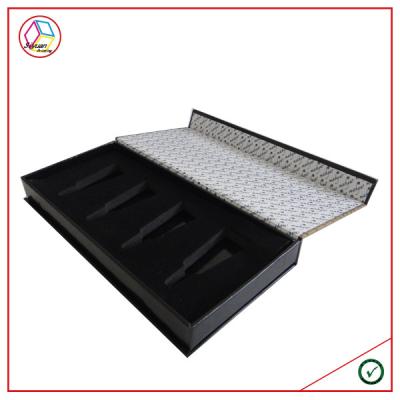 Cina Stagnola di oro Flip Cosmetic Packaging Box With nero EVA Insert in vendita