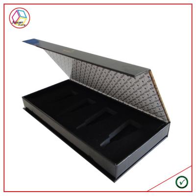 Cina Stagnola di oro Flip Cosmetic Packaging Box With nero EVA Insert in vendita