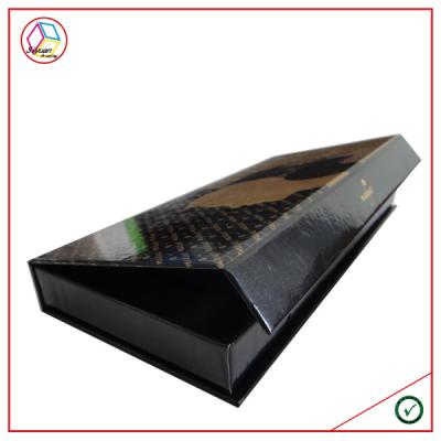 Cina Stagnola di oro Flip Cosmetic Packaging Box With nero EVA Insert in vendita