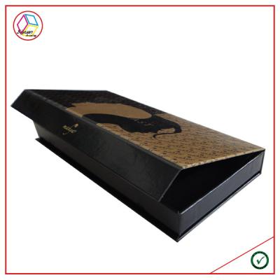 Cina Stagnola di oro Flip Cosmetic Packaging Box With nero EVA Insert in vendita