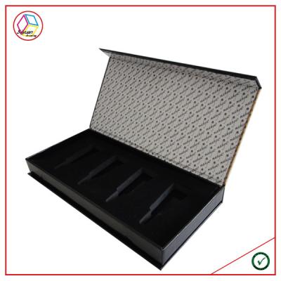 Cina Stagnola di oro Flip Cosmetic Packaging Box With nero EVA Insert in vendita