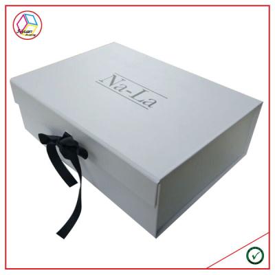 Chine Revêtement en plastique rigide rectangulaire pliable de boîte-cadeau avec la décoration de ruban à vendre