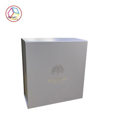 Cina Contenitore di regalo della carta di Matte Grey Silver Foiled Cubic Fancy con l'inserzione della schiuma di Peral in vendita