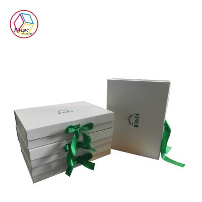 Cina Nastro pieghevole di Logo Apparel Packaging Boxes With di verde della scatola bianca in vendita