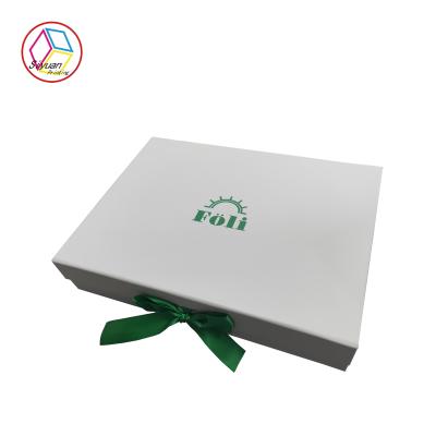 Cina Nastro pieghevole di Logo Apparel Packaging Boxes With di verde della scatola bianca in vendita