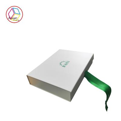 Cina Nastro pieghevole di Logo Apparel Packaging Boxes With di verde della scatola bianca in vendita