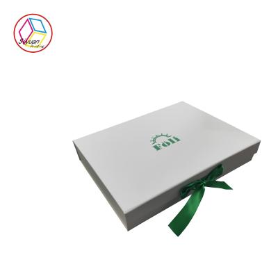 Cina Nastro pieghevole di Logo Apparel Packaging Boxes With di verde della scatola bianca in vendita
