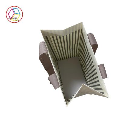 Cina Nastro amichevole di Logo Handmade Paper Bags With della stagnola d'argento di Eco in vendita