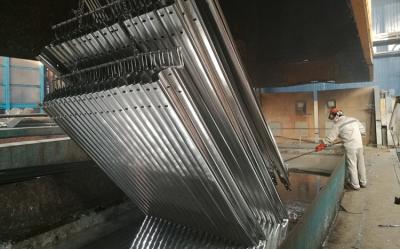 Cina Zinco ondulato dell'acciaio ASTM A123 di carico di snervamento della guardavia 345 della strada principale del fascio di W ricoperto in vendita