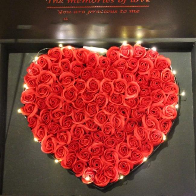 Florist bouquet box with decorative finishing