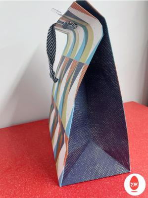 Cina Il sacco di carta di lusso d'imballaggio della falda della caramella delle borse del regalo dell'arco del boutique ha tagliato la maniglia a stampo tagliente con l'abitudine della stampa di logo in vendita