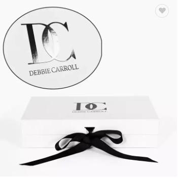 Cina Custom Logo Recycle White Box Cardboard Folding Packaging Boxes With Ribbon in vendita