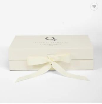 Cina Custom Logo Recycle White Box Cardboard Folding Packaging Boxes With Ribbon in vendita