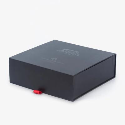 Cina Ribbon Postal Magnet Gift Boxes For Coat Shiny UV Matte Black Clothing Handmade in vendita