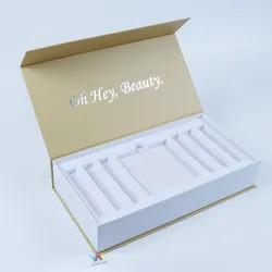 Cina EVA Insert Cosmetic Packaging Boxes Rigid Cardboard Magnetic Gift Box in vendita