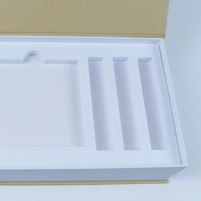 Cina EVA Insert Cosmetic Packaging Boxes Rigid Cardboard Magnetic Gift Box in vendita