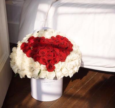 Cina Set di 99 Fiori Bouquet di Rose di Lusso Scatola con Logo con Stampa Oro e Scatole di Cartone Rotonde in vendita