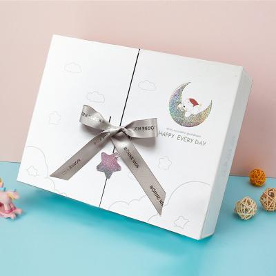 China OEM Ribón adornado rígido de doble puerta Cajas de regalo de paquete plano Pedido personalizado en venta