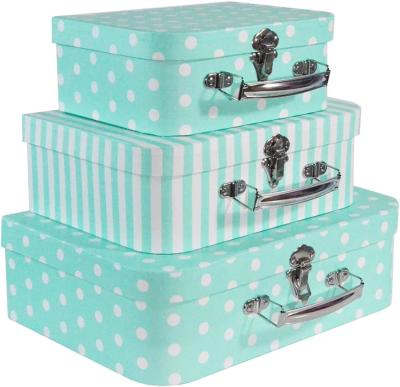 Китай Настраиваемая квадратная жесткая подарочная коробка с крышкой для детской одежды продается