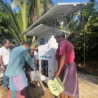China Solar-Powered Drinking Machine - 1-5 Tons/Day Capacity, Coin-Operated Water Purification System for sale