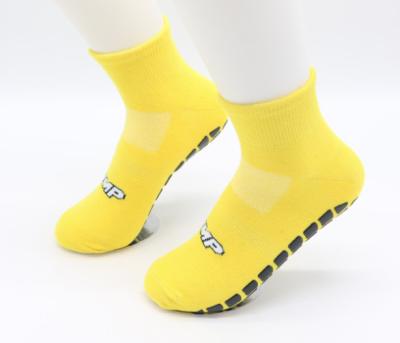 Cina Lo slittamento giallo del poliestere dei calzini della presa del trampolino di colore non colpisce con forza il logo del jacquard in vendita