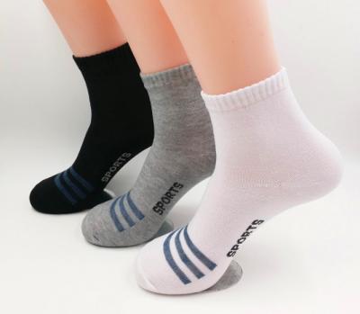 Cina I calzini degli uomini unici del cotone alla moda, la squadra pazza degli uomini atletici colpisce con forza respirabile in vendita