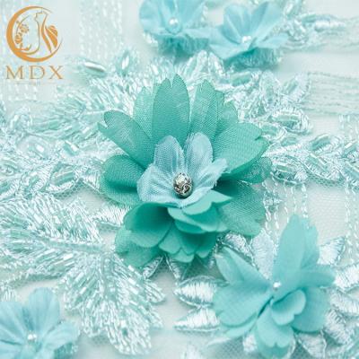 Cina Il ricamo di lusso alla moda del tessuto del pizzo del fiore 3D ha bordato gli zecchini merletta il tessuto in vendita