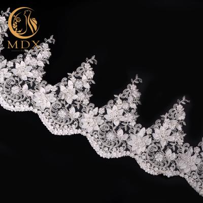 Cina 3D fiorisce la disposizione di lusso del pizzo dell'abbigliamento del pizzo di larghezza fatta a mano bianca della disposizione 25cm in vendita