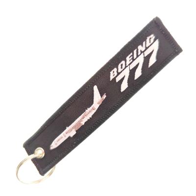 China Premium Aircraft Keychain met dubbele borduurwerk - Officiële Boeing 777-ontwerp, zwart/blauw/rood metalen souvenir voor luchtvaartliefhebbers Te koop
