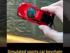 Mini gesimuleerde auto sleutelkettingen in cartoon stijl kindvriendelijk