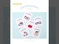 Speelende kattenbescherming IJzer-op-overdracht: Storybook Magic voor Tote Bags & Denim Jackets