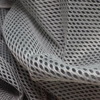 China Zwarte garen 3D mesh stof 100% polyester ademend mesh materiaal voor sofa Te koop