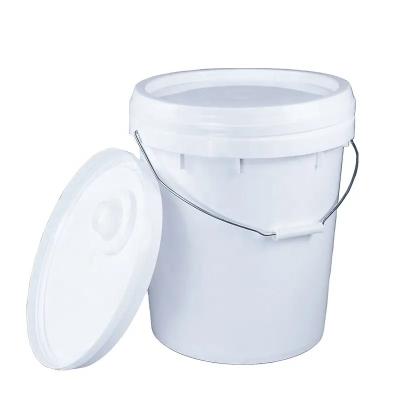 Cina PP UN approvato secchio di plastica da 20 litri con maniglie di metallo e coperchio del becco in vendita