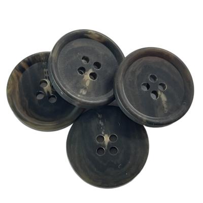 Cina Il giro Matte Finished Plastic Coat Faux Horn si abbottona con il foro dell'orlo 36L quattro in vendita
