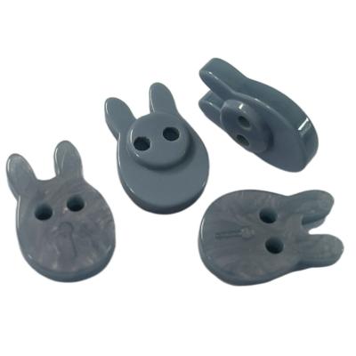 Cina La camicia di plastica di forma del coniglio abbottona 18mm con il foro di effetto 2 dell'arcobaleno per il cucito della camicia in vendita
