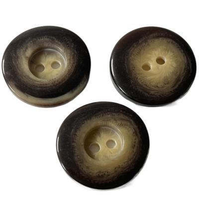 Cina Bottone di Horn irregolare del Faux della muffa del cappotto delle donne con la scanalatura sul foro centrale due in vendita