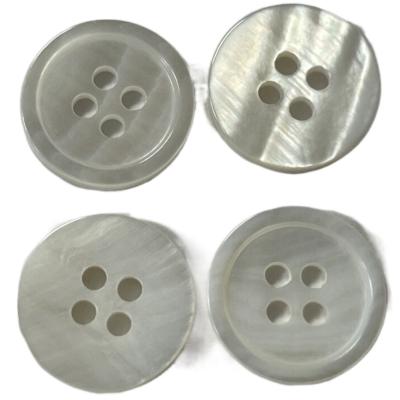 Cina Il materiale naturale dei fori di Pearl White 4 abbottona 24L per tricottare il lavoro manuale di cucito in vendita