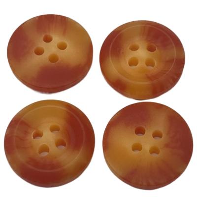 中国 赤くおよび黄色の4つの穴18mmボタンはジャケットのコートのセーターのために使用する 販売のため